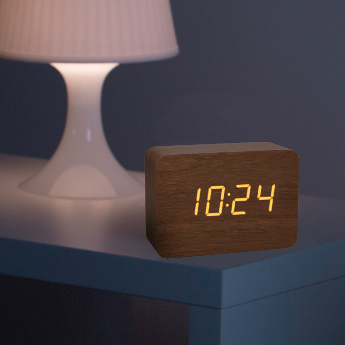 TFA Design Funk-Wecker in Holzoptik "Clocco" | Werbepartner Renz ...